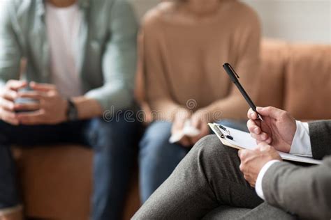 Couple Ayant Une Séance De Thérapie Avec Un Professionnel Masculin