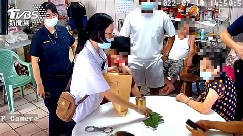 警察太兇？5老人聚賭被逮 警上銬「遊街300m」惹議