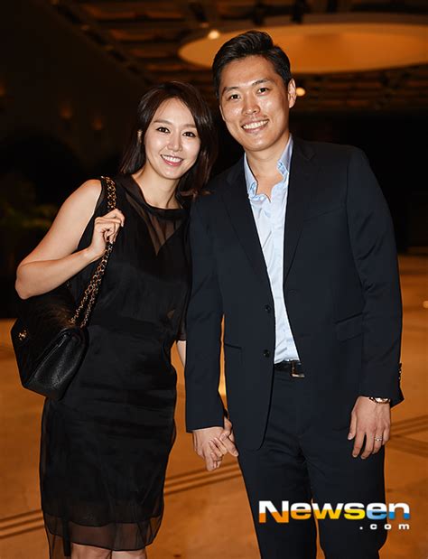 포토엔 결혼식장 찾은 김민아 아나 남편과 손 꼭 잡고