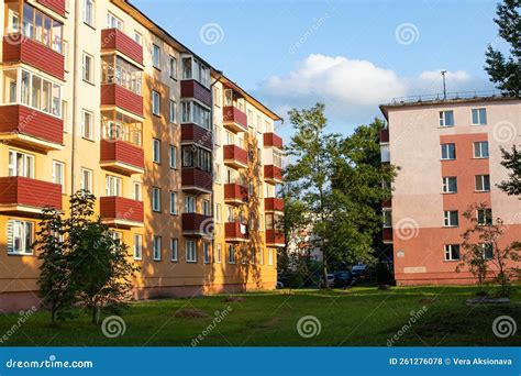 Casas De Cinco Pisos A La Luz Del Sol En Verano Foto De Archivo