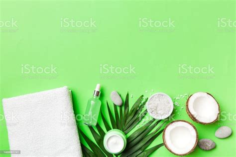 코코넛 오일 항아리와 컬러 배경에 화장품 크림이 들어간 코코넛 상단 보기 텍스트를위한 여유 공간 천연 스파 코코넛 화장품 및