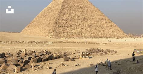 낮 동안 피라미드 근처의 갈색 모래 위에 있는 사람들 사진 Unsplash의 무료 이집트 이미지