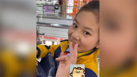 女孩攒一年零花钱送妈妈金戒指，网友：这小棉袄太暖了凤凰网视频凤凰网
