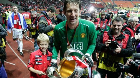 Edwin Van Der Sar Former Manchester United Star Out Of Intensive Care
