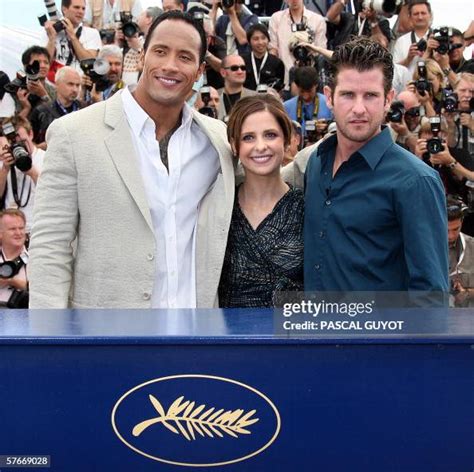 Us Actors Dwayne The Rock Johnson And Sarah Michelle Geller Pose