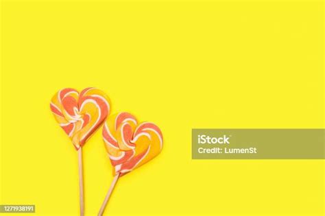 노란색 배경에 심장 모양의 다채로운 롤리팝 맨 위 보기입니다 공간을 복사합니다 0명에 대한 스톡 사진 및 기타 이미지 0명 개인 장식품 공휴일 Istock