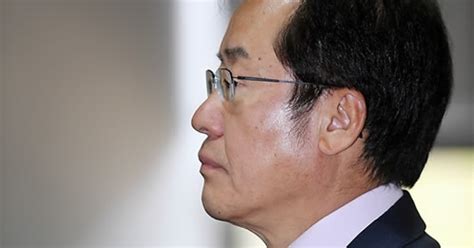 눈감고 가슴에 손 성완종 리스트 홍준표
