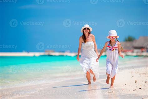 familia feliz de madre y niña en playa blanca 18121339 Foto de stock en