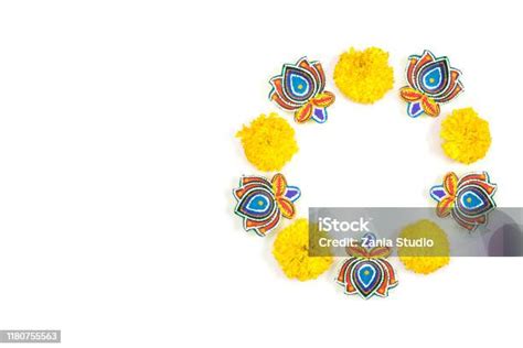 해피 디왈리 디파발리 빛 축제 축제 동안 점토 디야 램프 조명 흰색 배경에 다채로운 전통적인 오일 램프 Diya 텍스트의 공간을