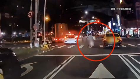 不滿小黃路口大迴轉 騎士蛇行追3公里攔車一路嗆 東森最即時最快速新聞