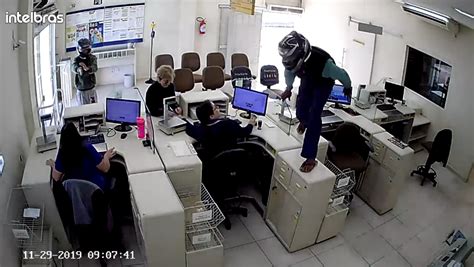 Homens Armados Roubam AgÊncia Dos Correios Em AvarÉ Jornal A Comarca