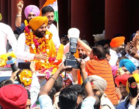 Congress Candidate Gurjeet Singh Aujla Being Welcomed By Supporters Upon His Arrival At Amritsar