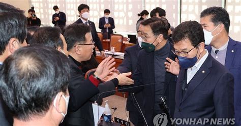 보도자료 논란에 대해 설전 벌이는 농해수위 여야 의원들