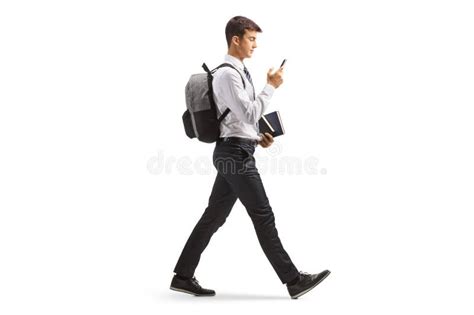 用智能手机走路的男学生全长照片 库存照片 图片 包括有 生成 设备 暂挂 愉快 技术 学员 298988254