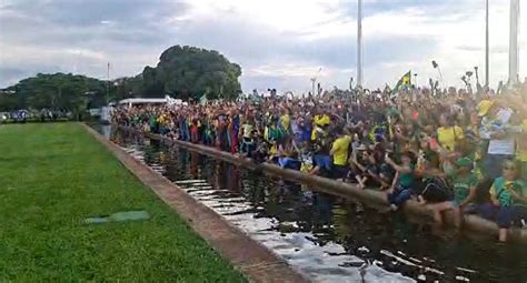 Bolsonaro Cumprimenta Centenas De Apoiadores No Alvorada Mas Evita