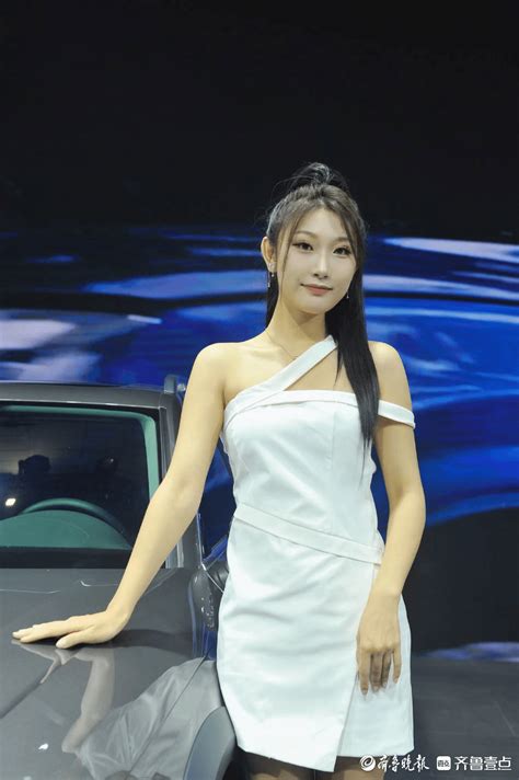齐鲁国际车展现场：一大波美女车模来袭，个头高挑笑容迷人搜狐汽车搜狐网