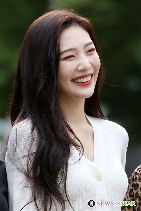 포토인스타 조이 사랑스러운 눈웃음 뮤직뱅크 출근길