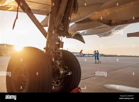 Pilote Professionnel Masculin Posant Pour Photoshoot Avec Deux Hôtesses