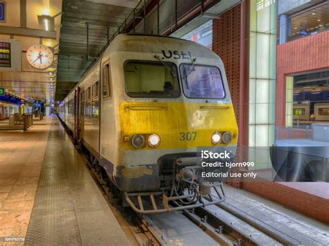 기차 승객 아름 다운 역사적이 고 기념비적인 앤트 워프 기차 역 플랫폼에서 기다리고 있다 0명에 대한 스톡 사진 및 기타 이미지