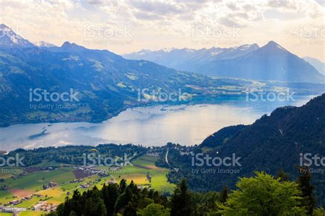 Harder Kulm 관점에서 툰 호수와 스위스 알프스의 숨막히는 공중 전망 스위스 0명에 대한 스톡 사진 및 기타 이미지