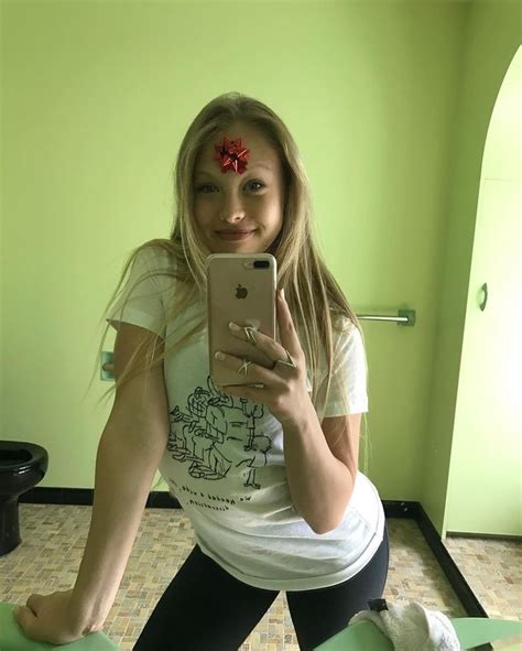 Pin By Karlie Jones On Olivia Deeble Olivia Selfie Mirror Selfie