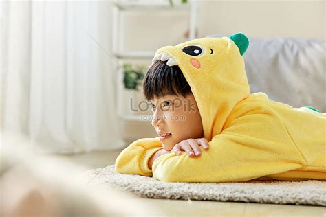 침실에 누워 있는 귀여운 소년 사진 무료 다운로드 Lovepik