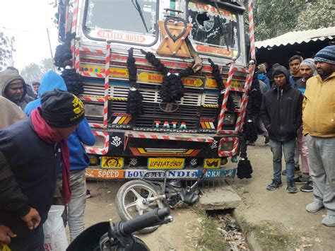 करनैलगंजशराब के नशे में धुत ट्रक चालक ने बाइक को रौंदा