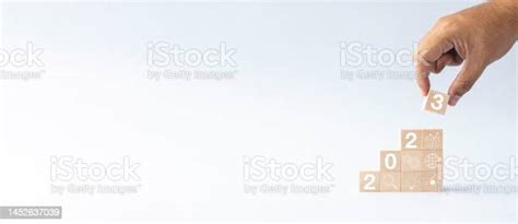 새해 2023 비즈니스 성장 성장 개념 성공 손 따기 숲은 비즈니스 전략 실행 계획 목표 및 목표 손 스택 프로젝트 비전에 대한