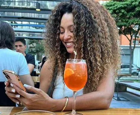 Sheron Menezzes Ostenta Corpaço De Biquíni E Causa Alvoroço Famosos