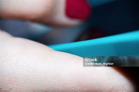 스마트폰 사용 하 고 문자 메시지를 작성 하는 여성 손의 클로즈업 Brand Name Online Messaging