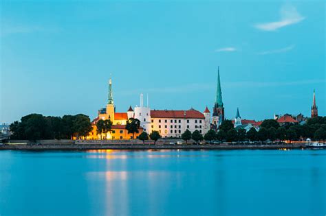 라트비아 여름 블루 스카이 조명 저녁 Daugava 강 제방에 후반 고전주의 공식 대통령의 유명한 역사 문화 중세 랜드마크 0