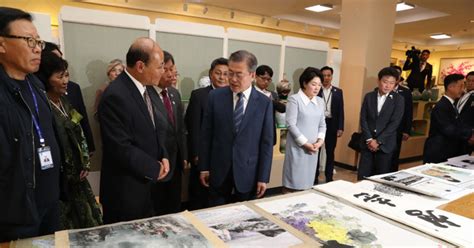 만수대 창작사 방문한 문 대통령