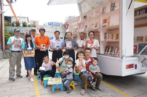 市立圖書館行動圖書車首度到萬和宮受到歡迎 指傳媒