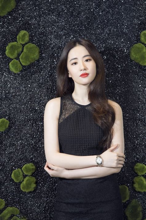 刘亦菲早前广告大片 黑裙红唇妩媚尽显熟女味道 明星网