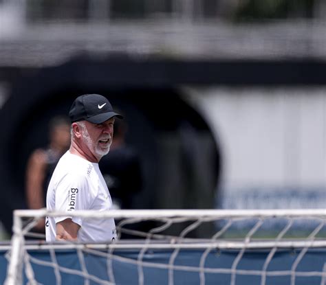 Sem Cássio e Renato Augusto Corinthians chega a Curitiba para último jogo do Brasileiro