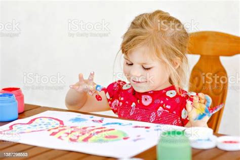 작은 창조적 인 유아 소녀는 물고기를 색칠 손가락으로 그림 활동적인 아이는 집에서 유치원에서 그리기와 재미를 아이들을위한 교육