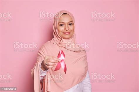세부 정보 무슬림 여성의 손에 있는 분홍색 새틴 인식 리본 10월 인식의 달 캠페인 유방암 퇴치 2월에 대한 스톡 사진 및 기타
