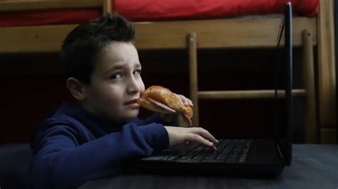 Դպրոցահասակ երեխաների սննդային վարքագիծ․ բացասական միտումներն ու դրանց հետևանքները ՈՒՂԻՂ Youtube