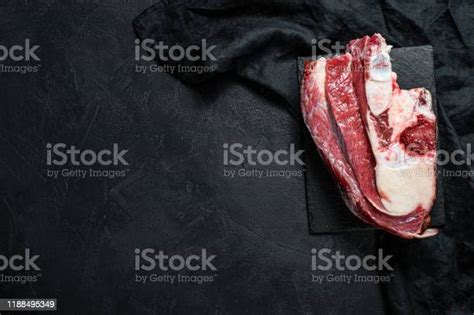 검은 배경에 뼈가있는 원시 쇠고기 맨 위 보기 텍스트를 위한 공간 갈비 음식에 대한 스톡 사진 및 기타 이미지 갈비 음식 건강한 생활방식 건강한 식생활 Istock