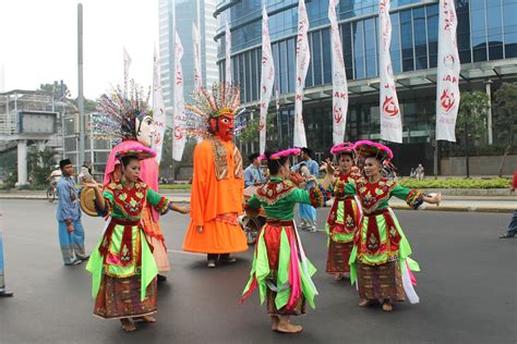 Kostum Tari Ondel Ondel Betawi Gaya Terbaru