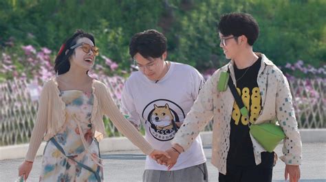 Single Man Walks Through Between A Holding Hands Couple Prank 单身男生从牵手