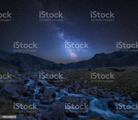 Llyn Ogwen와 스노에 Llyn Idwal 산 범위 아래로 흐르는 강 변덕 풍경 이미지의 디지털 합성은 하 수 이미지 0