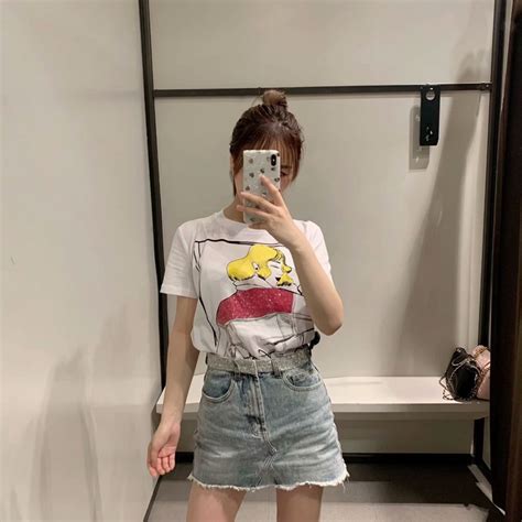 Badu Bg Дамска тениска широк модел с апликация в бял цвят Badu Bg