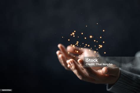 그리스도인의 삶의 위기를 하나님께 드리는 기도 여자 더 나은 삶을 바라는 하나님의 축복을 위해 기도하십시오 여자는 성경으로 하나님께 기도하는 손을 잡았다 용서를 구걸하고