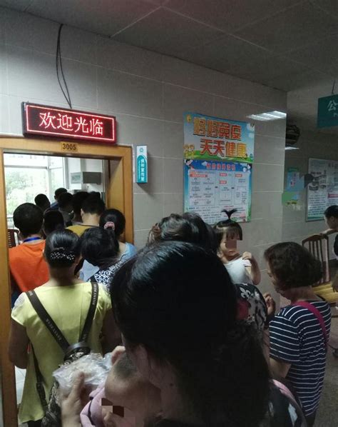 孩子接种疫苗 新手爸妈伤不起啊