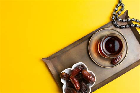 라마단 카림 축제 검은 차와 묵 주에 노란 배경에 나무 그릇에 날짜 0명에 대한 스톡 사진 및 기타 이미지 0명 Eid