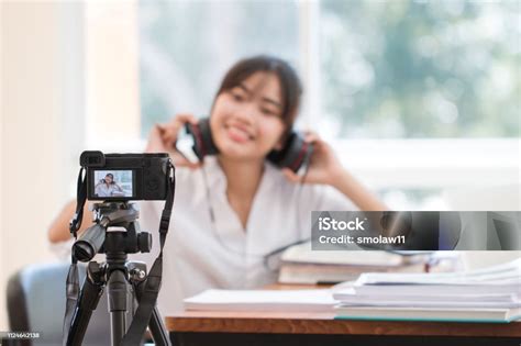 행복 한 아시아 여자 Videoblog 온라인 과정 또는 튜토리얼 코치 프레 젠 테이 션을 기록 하는 블로거 Vlogger 통과
