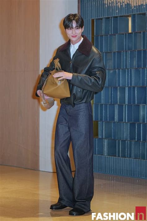 패션엔 [패션엔 포토] 변우석 눈길이 절로 압도적 피지컬 핸섬가이의 가죽 재킷 댄디룩