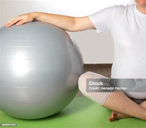 흰색 배경에 핏볼을 가진 임신한 소녀 임신 중에 스포츠와 피트니스를하는 개념 건강과 임신 30 34세에 대한 스톡 사진 및 기타