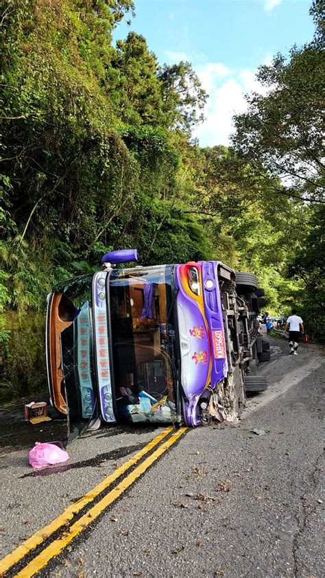 桃園「里民活動出遊」 遊覽車翻覆1女命危！非酒駕超速、是新車 Ettoday生活新聞 Ettoday新聞雲